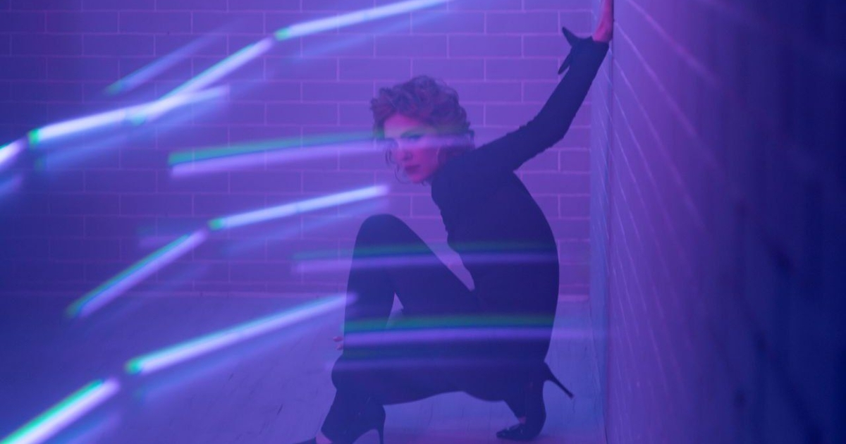 Janeuary показала неон-нуарний кліп на «Something else and wine ...