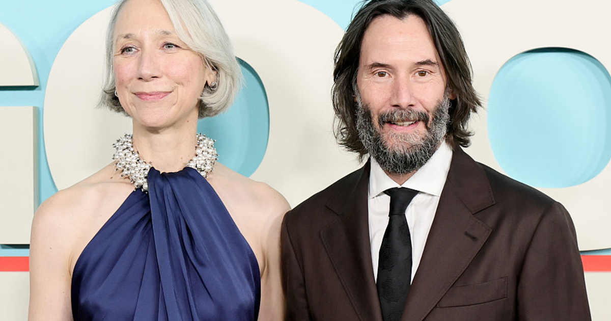 Девушка Киану Ривза показала их свидание на катке - IVONA.UA