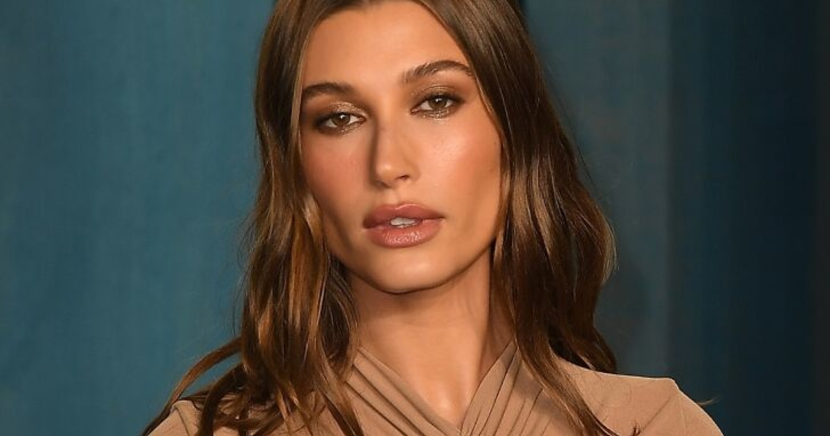 Хейли Бибер модное пальто на осень 2022 фото - IVONA.UA