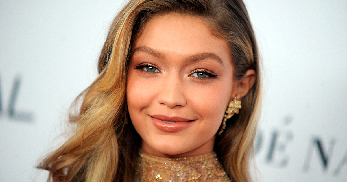 Джіджі Хадід спокусливий образ на Новий рік 2023 - IVONA.UA