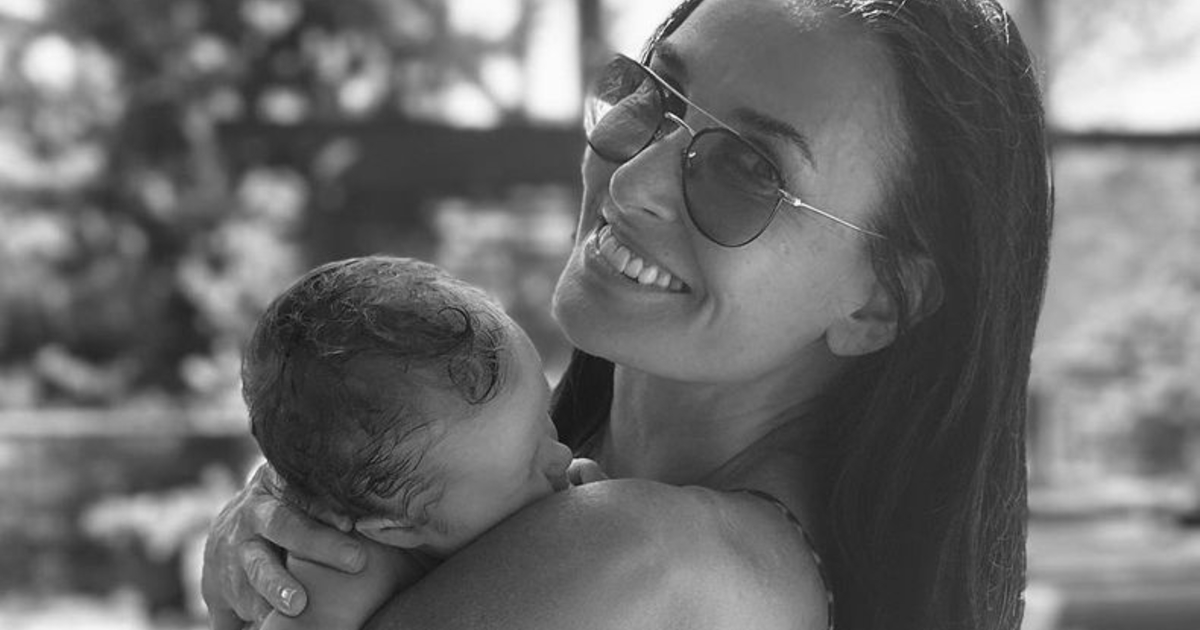 60-летнюю Деми Мур впервые сняли на прогулке с внучкой - IVONA.UA