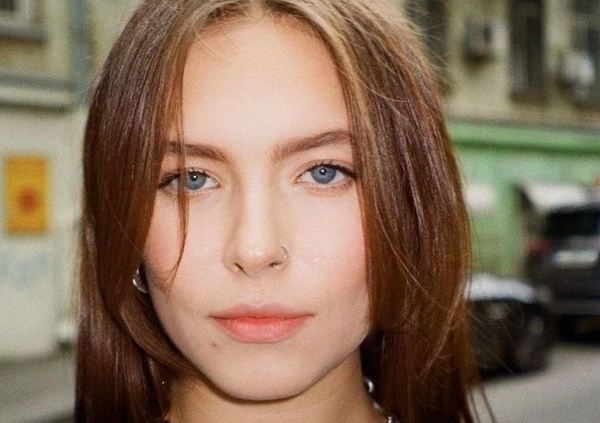 Донька Кравець показала, як у купальнику та з друзями провела літо 2023 - IVONA.UA