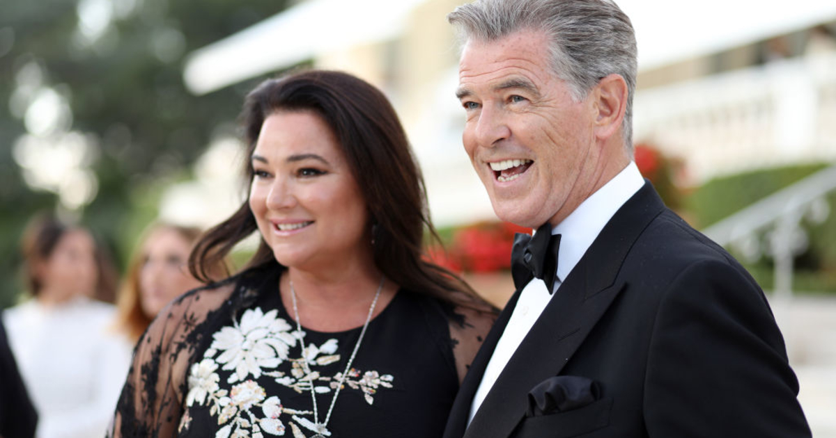 Пирс Броснан показал, какой подарок вручил жене на ее 60-летие - IVONA.UA