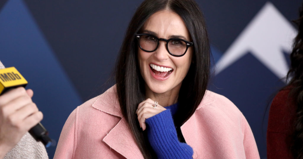 Искупалась под водопадом: 60-летняя Деми Мур засветила фигуру в бикини - IVONA.UA