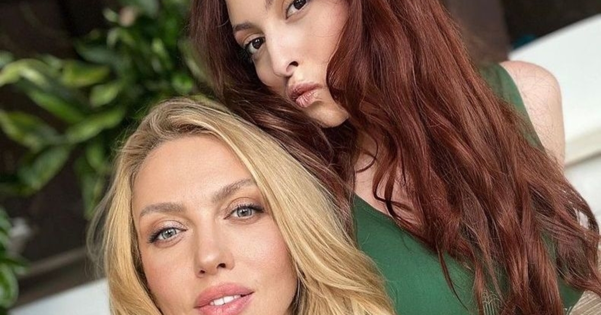 "Награно": Полякова з дочкою заспівали в сукнях з вирізами, але це сподобалося не всім - IVONA.UA