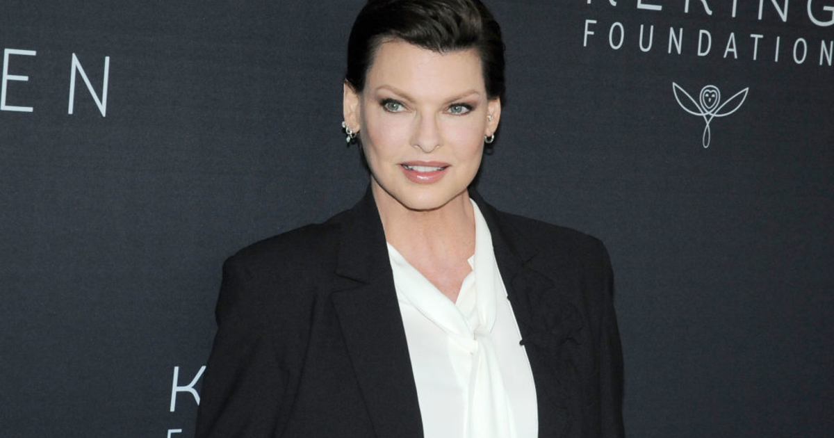 Лінда Євангеліста засвітила на обкладинці глянцю шрами після лікування раку грудей - IVONA.UA