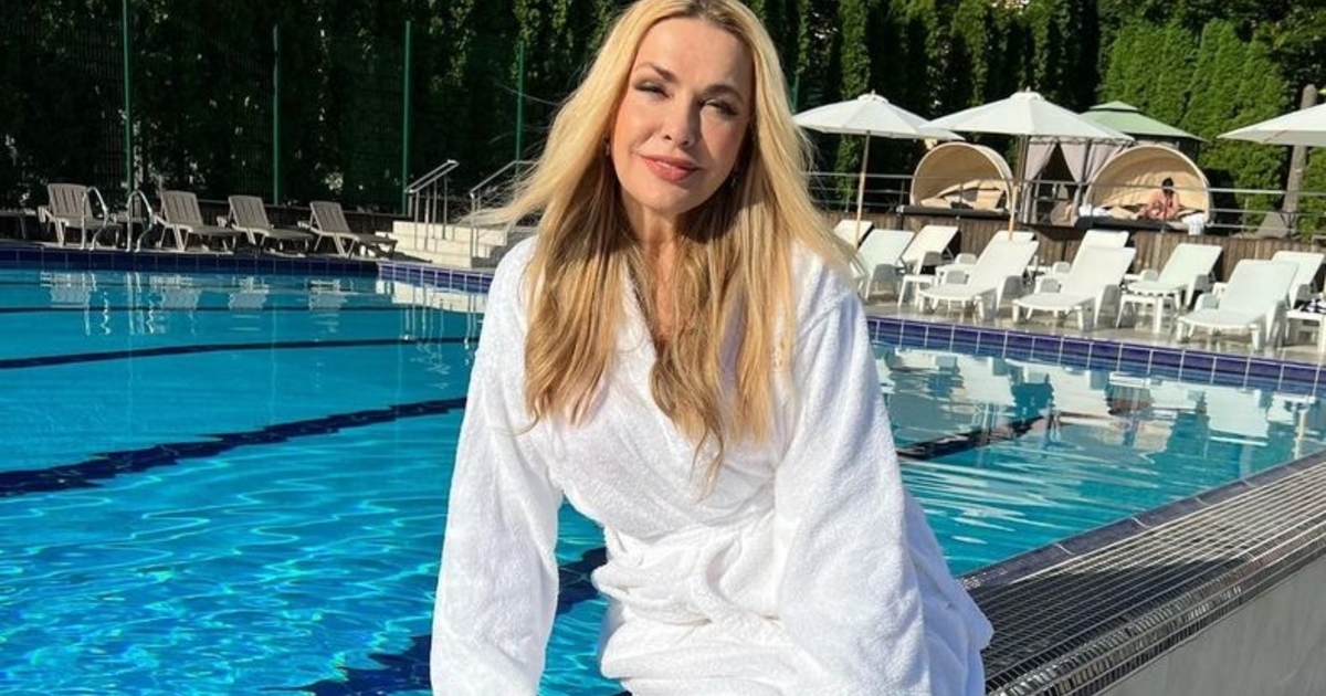 57-летняя Сумская в ярком бикини снялась во время отдыха в бассейне - IVONA.UA