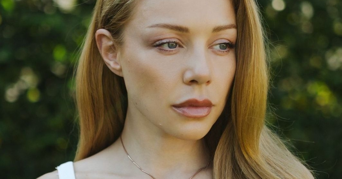 Кароль оголила живіт і показала можливості свого тіла - IVONA.UA