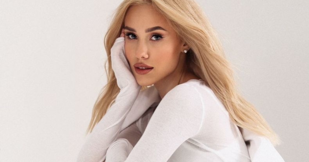 Даша Квіткова показала дитяче фото, де позувала з мамою - IVONA.UA